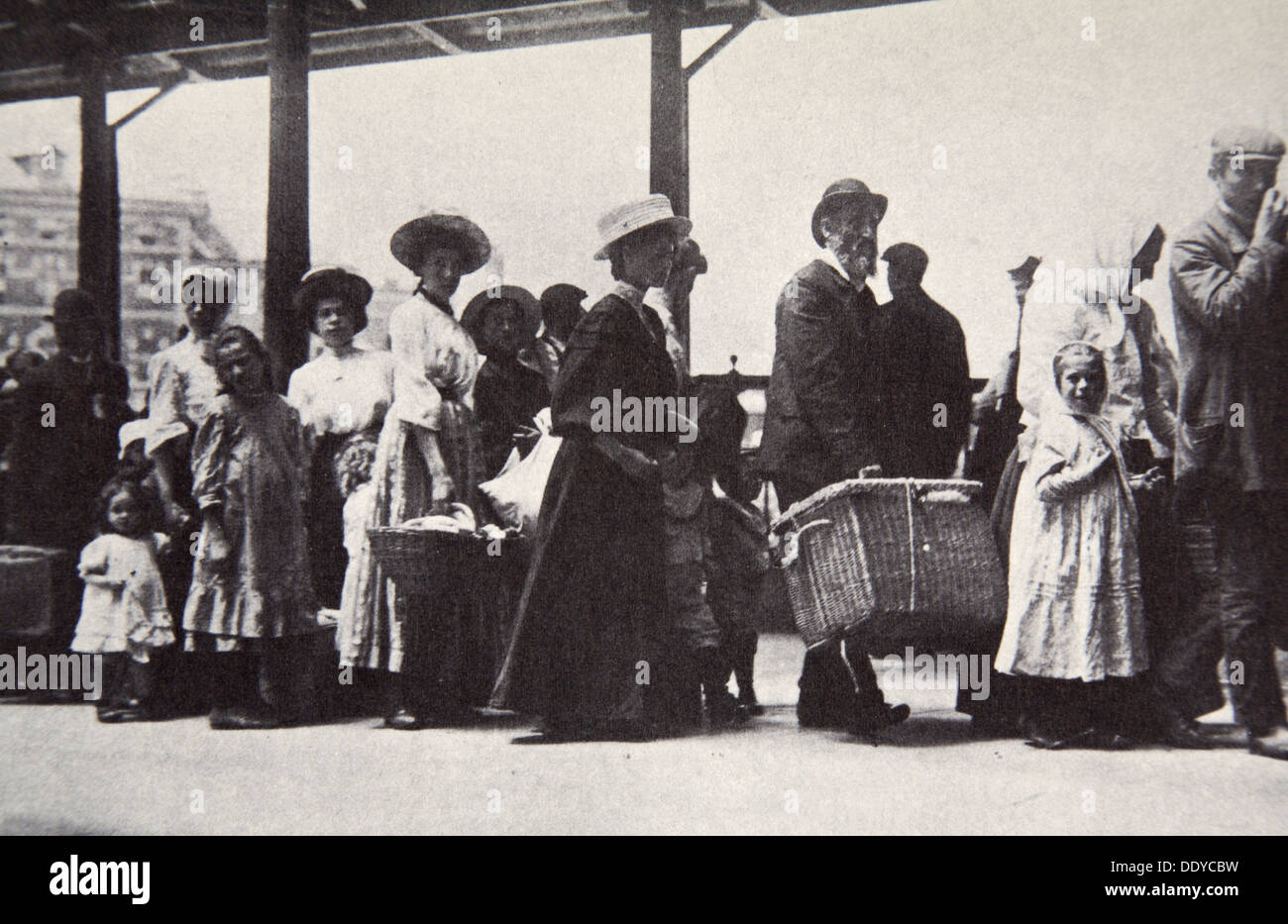 Ellis island immigrants 1900s hi-res stock photography and images - Alamy