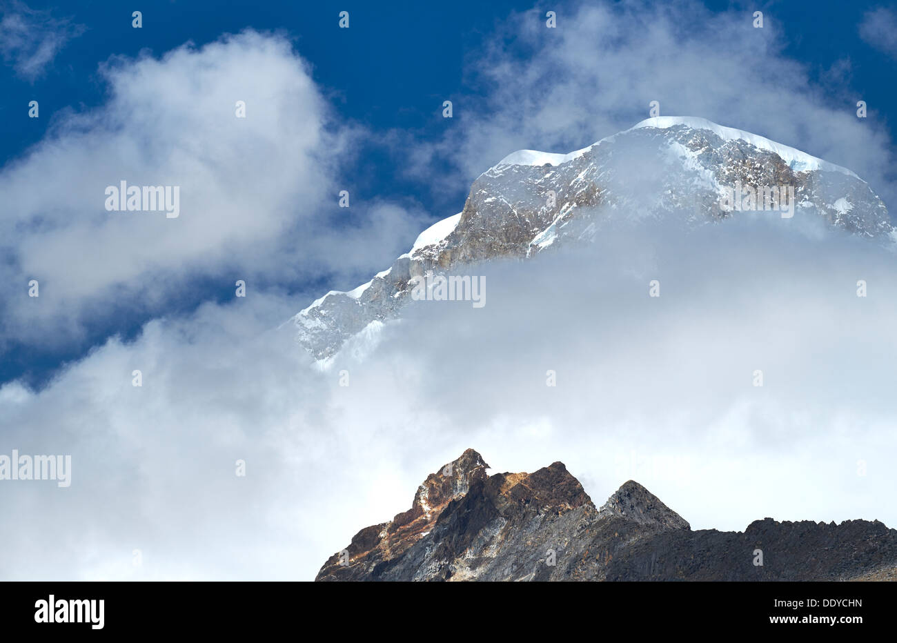 Summit of Huascaran in the Huascarán National Park, Peruvian Andes ...