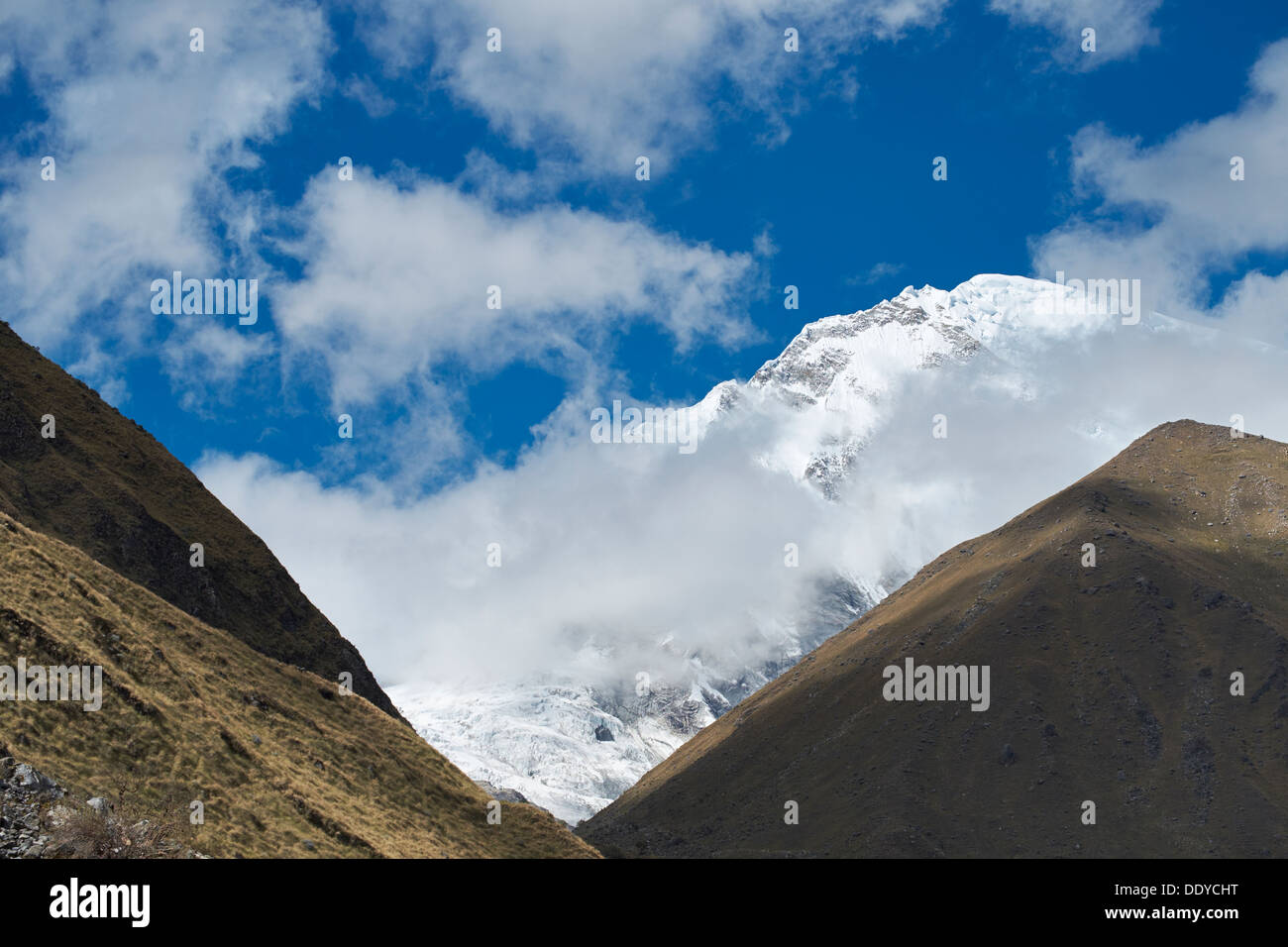 Summit of Huascaran in the Huascarán National Park, Peruvian Andes ...