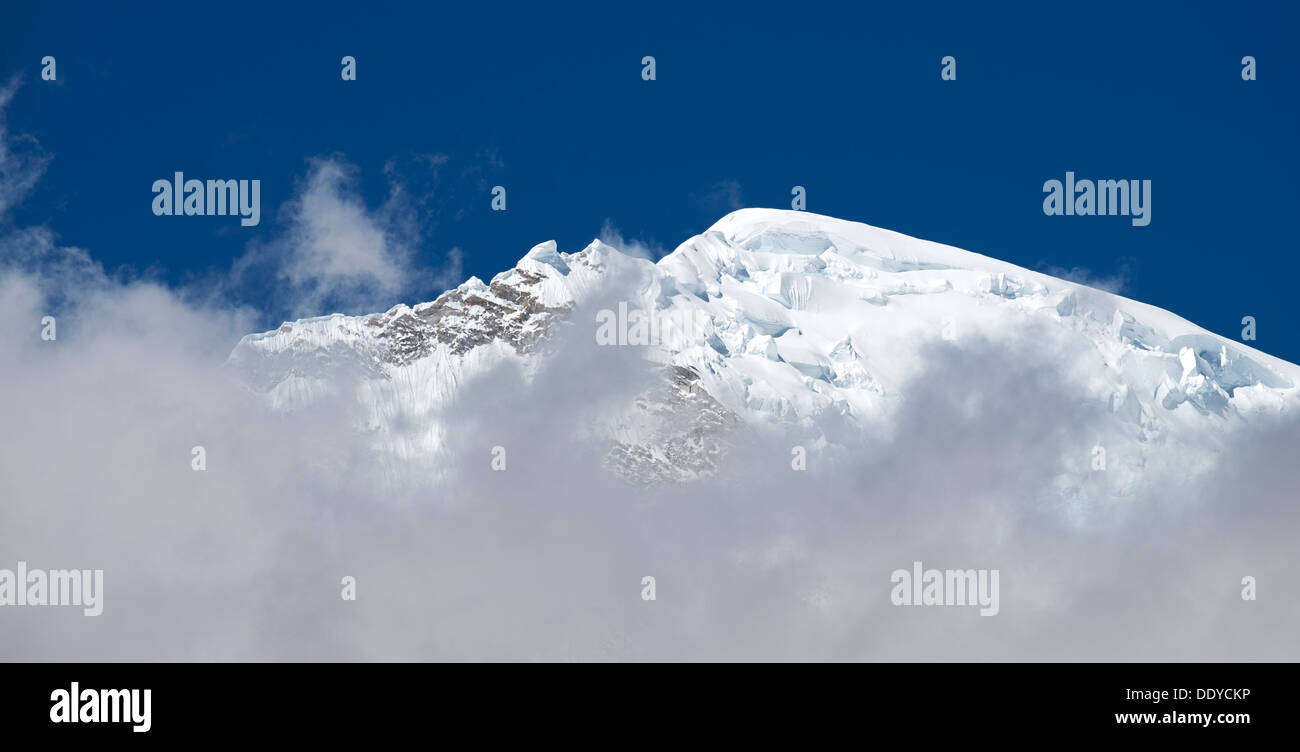 Summit of Huascaran in the Huascarán National Park, Peruvian Andes ...