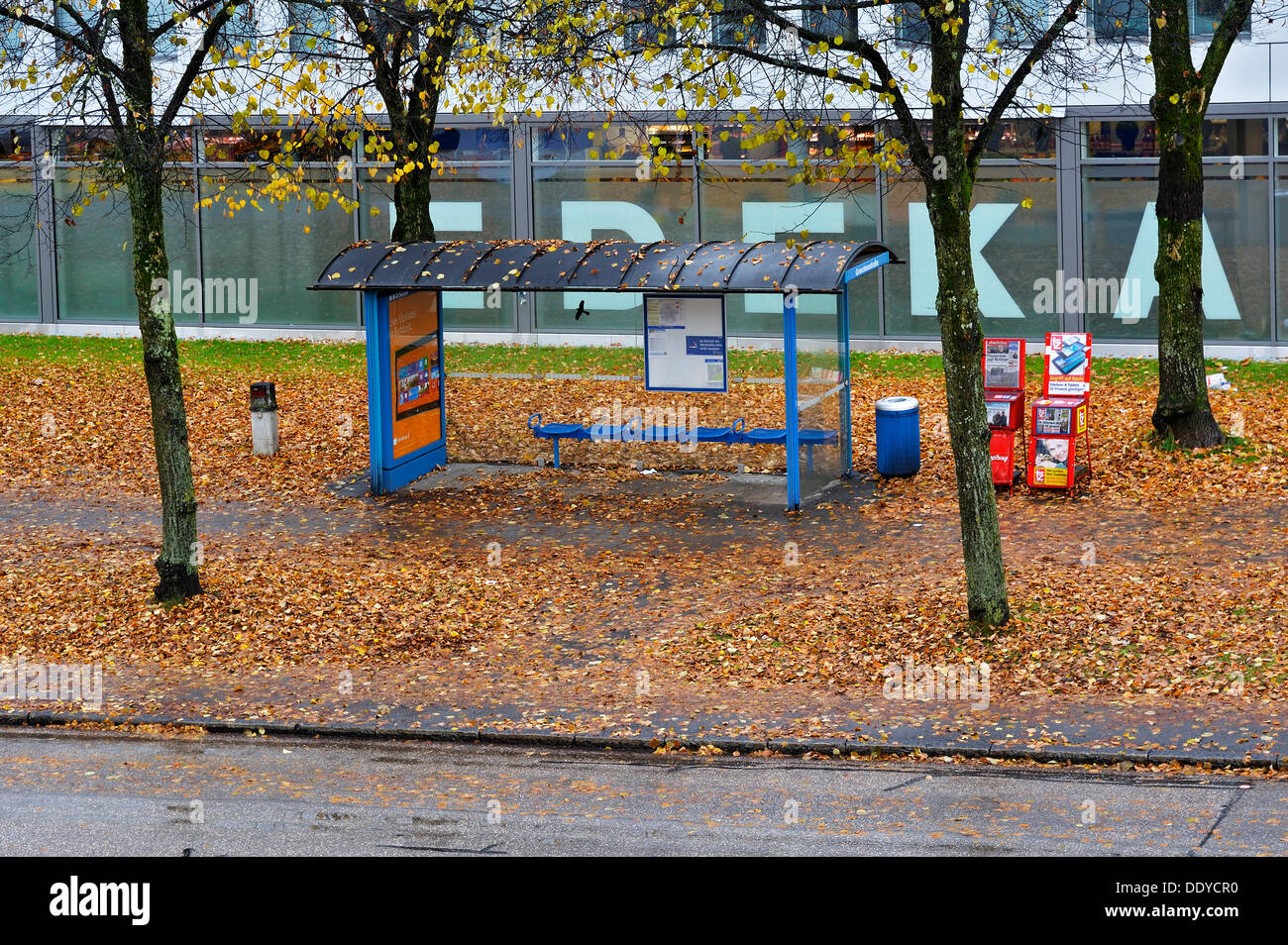 Bus stop and rain hi-res stock photography and images - Alamy