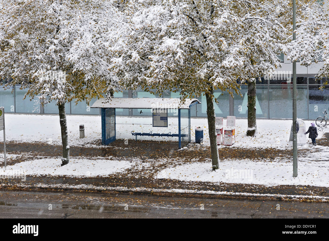 Covered bus stops hi-res stock photography and images - Alamy