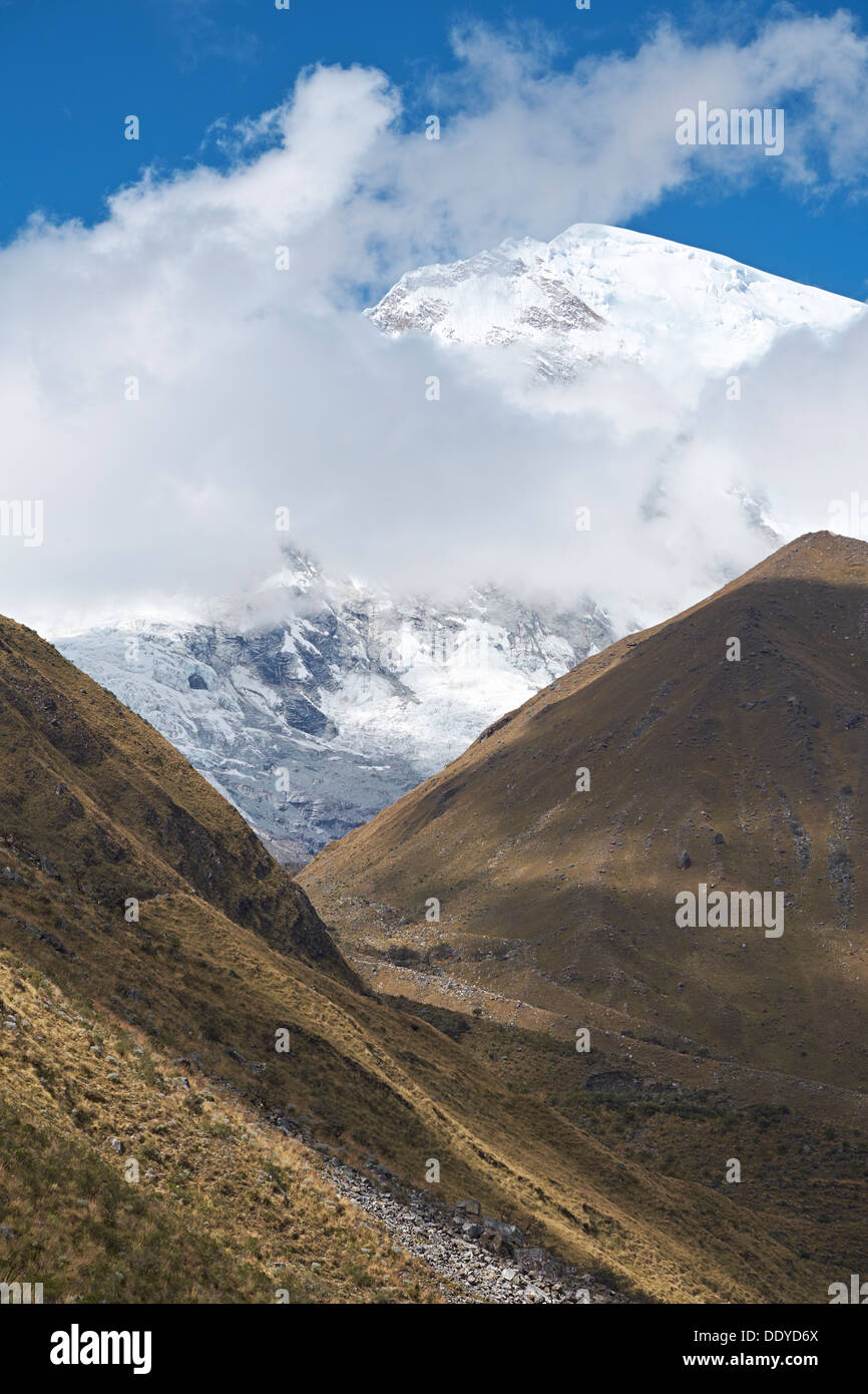 Summit of Huascaran in the Huascarán National Park, Peruvian Andes ...
