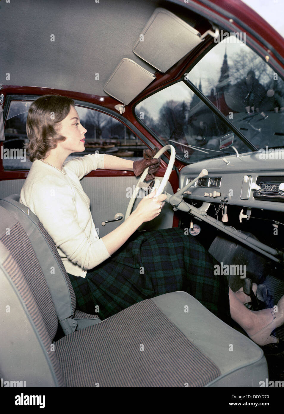 1950s woman driving a car hi-res stock photography and images - Alamy