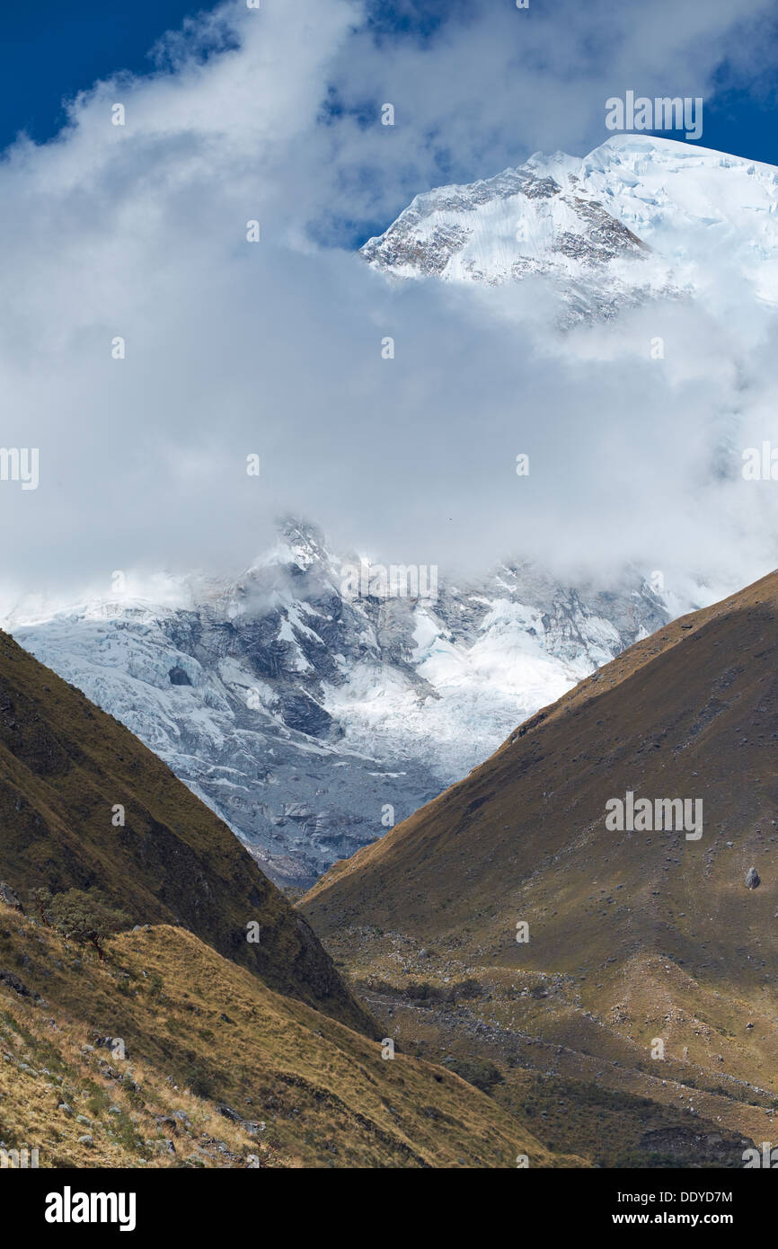 Summit of Huascaran in the Huascarán National Park, Peruvian Andes ...