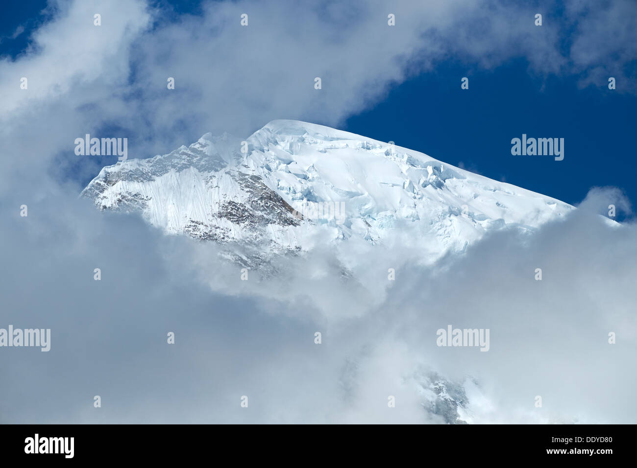 Summit of Huascaran in the Huascarán National Park, Peruvian Andes ...