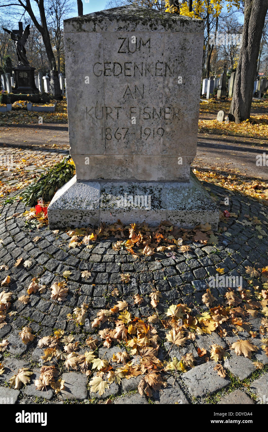 Kurt Eisner memorial with autumn leaves on the Ostfriedhof or East ...