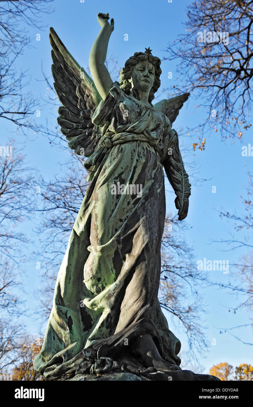 Angel statue on the Ostfriedhof or East Cemetery, Munich, Bavaria Stock ...