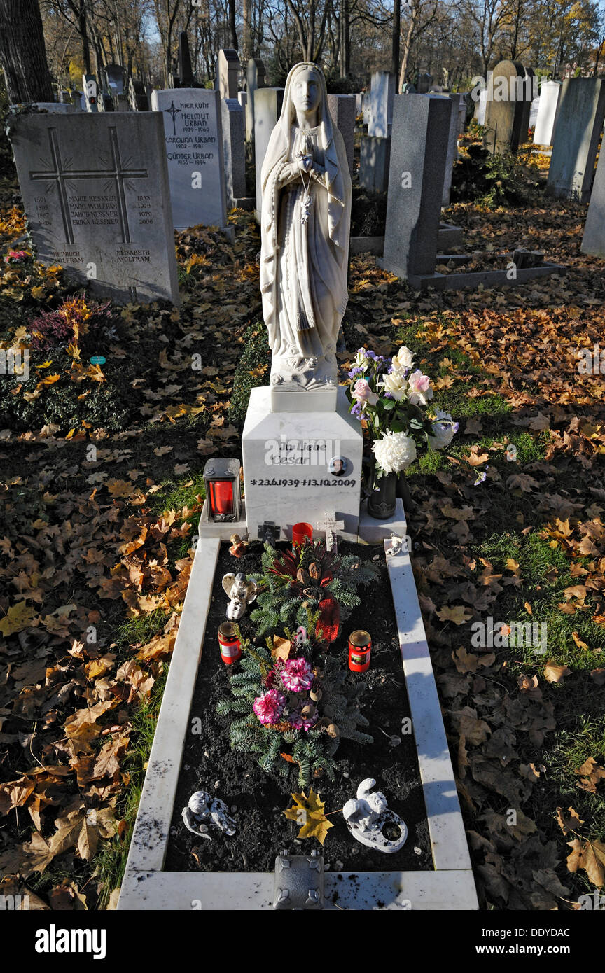 Grave with autumn leaves on the Ostfriedhof or East Cemetery, Munich ...