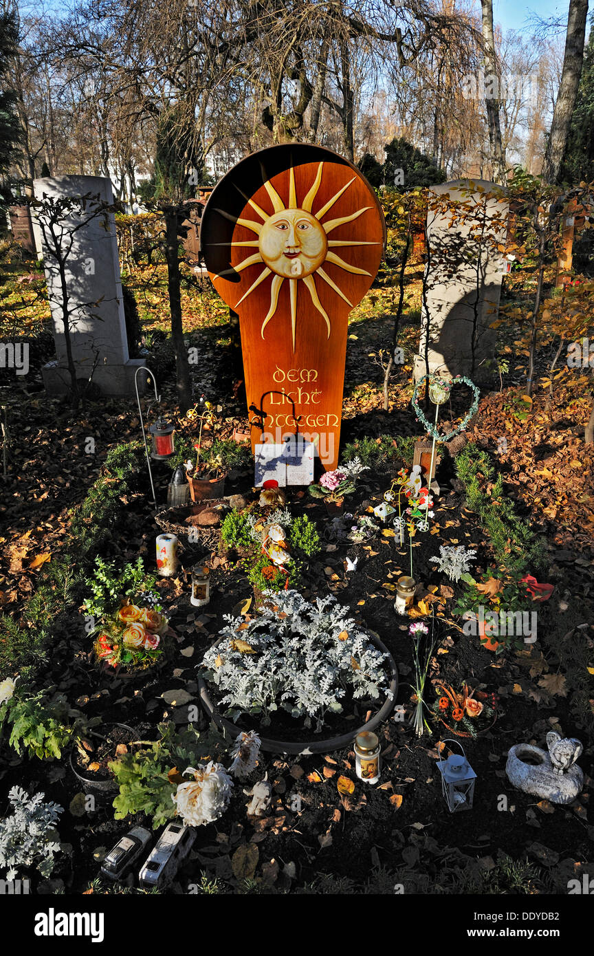 Graves with autumn leaves on the Ostfriedhof, East Cemetery, Munich ...