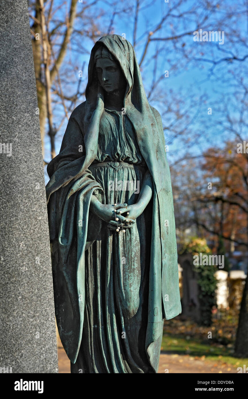 Graveyard sculpture female hi-res stock photography and images - Alamy