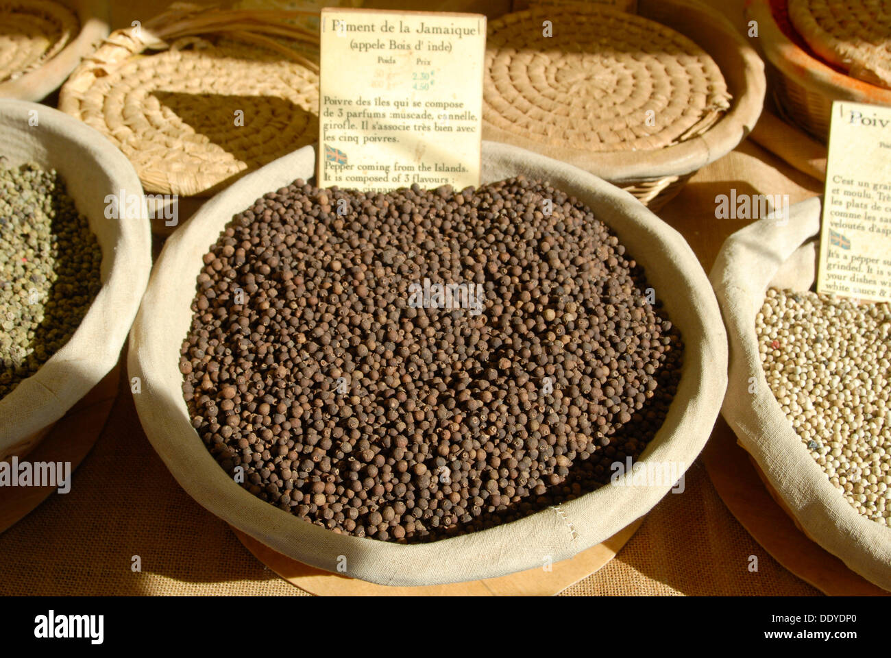 Black pepper, spices, bowl, with explanation Stock Photo - Alamy