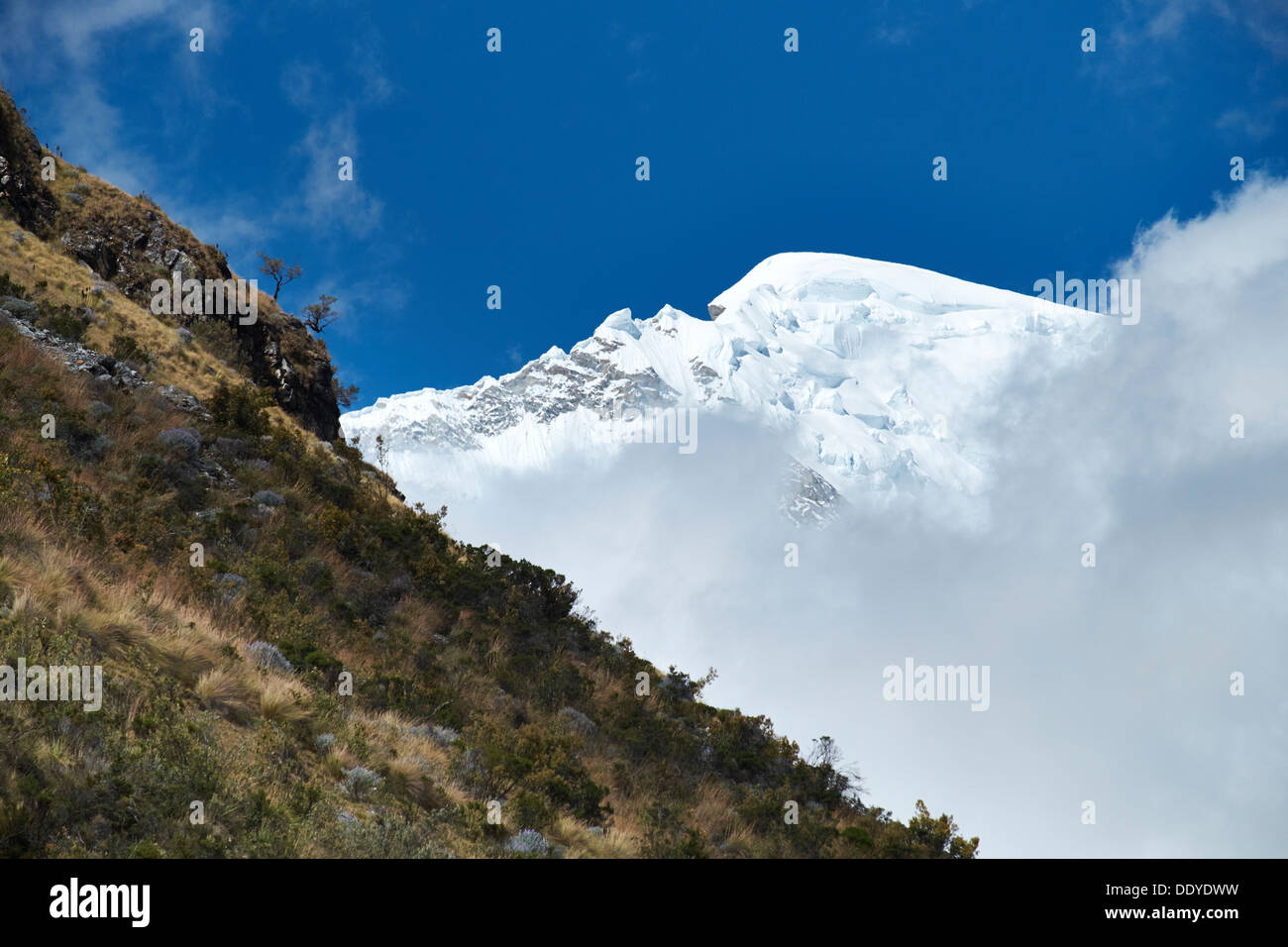 Summit of Huascaran in the Huascarán National Park, Peruvian Andes ...