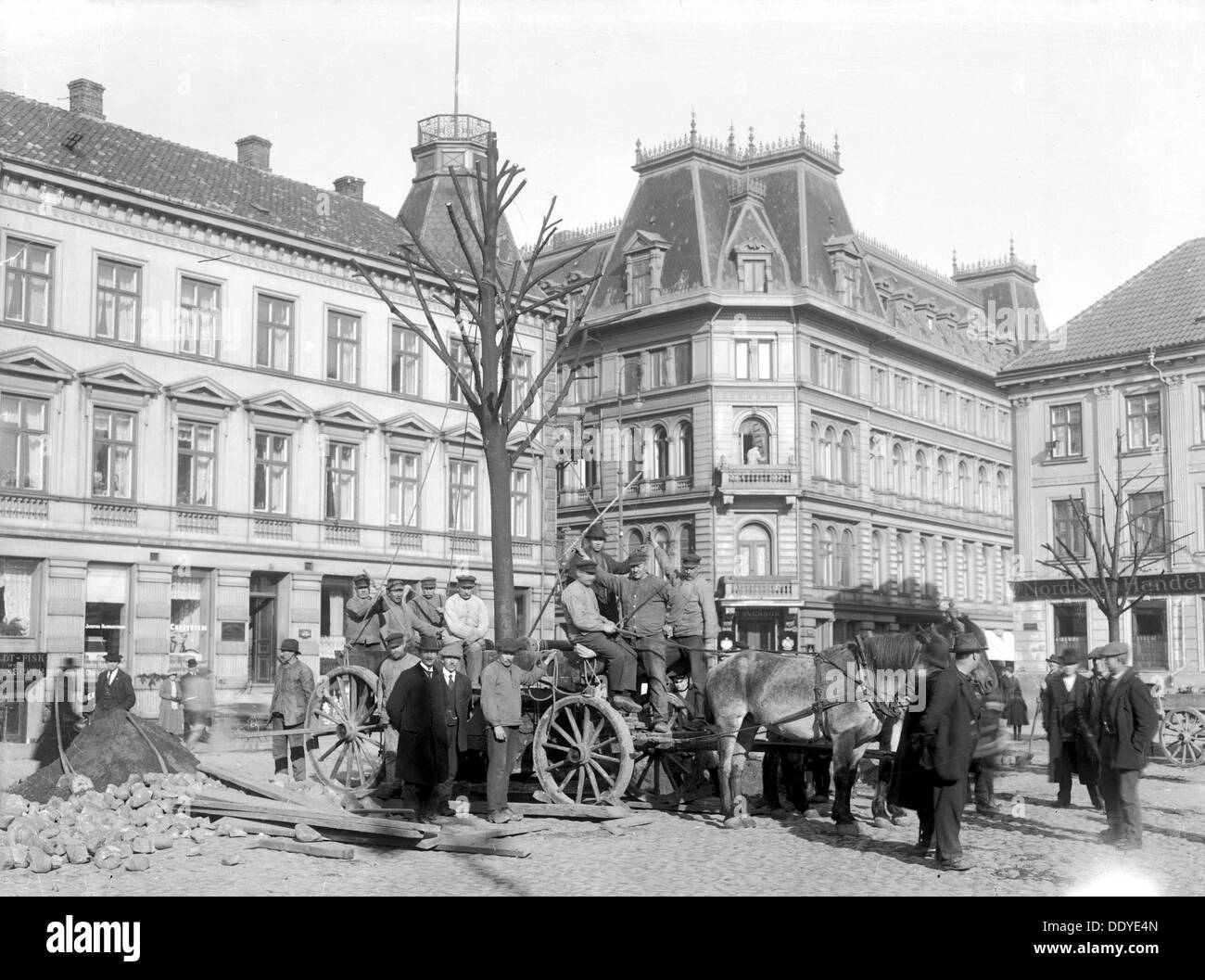 Tree planting with buildings hi-res stock photography and images - Alamy
