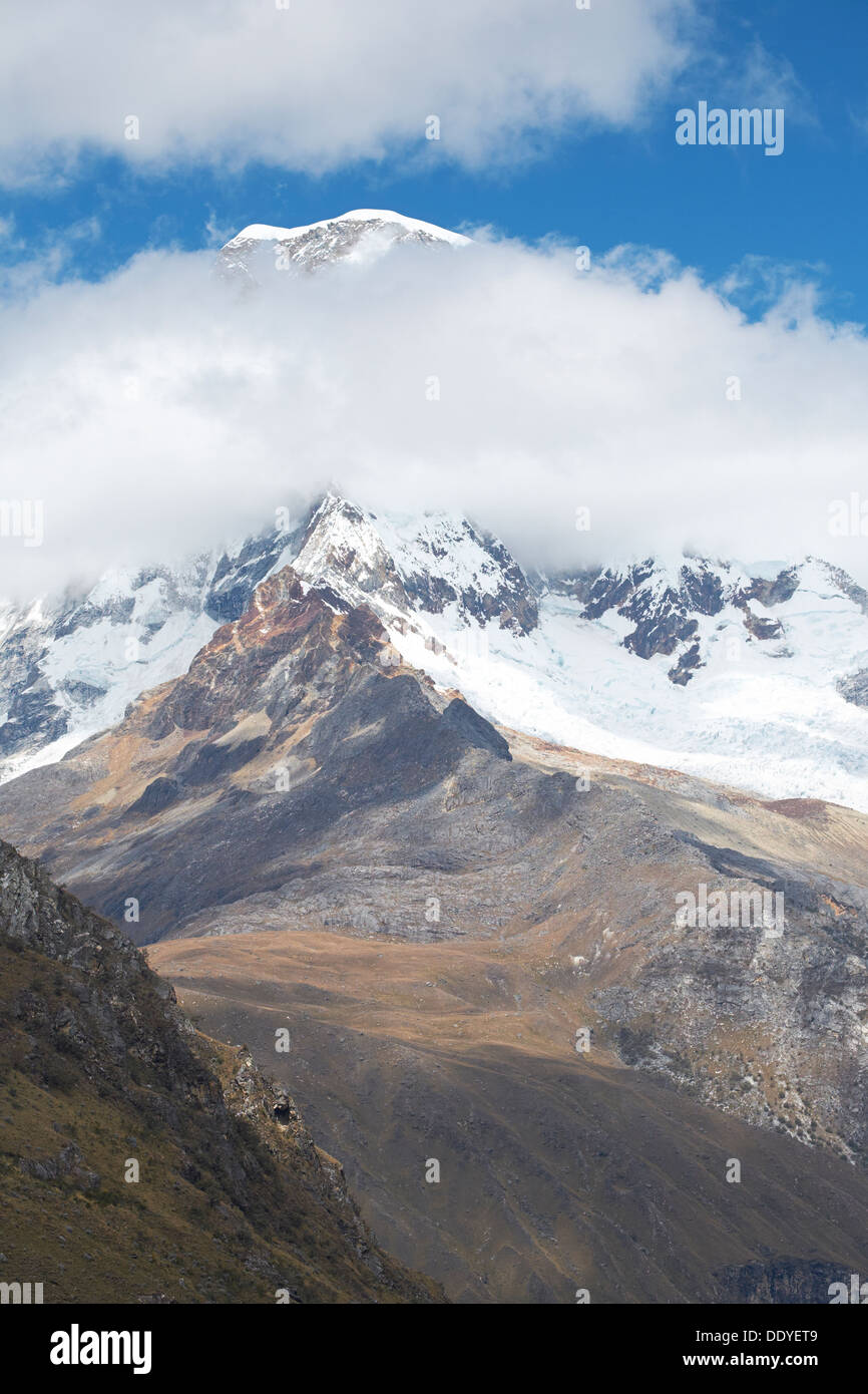 Summit of Huascaran in the Huascarán National Park, Peruvian Andes ...