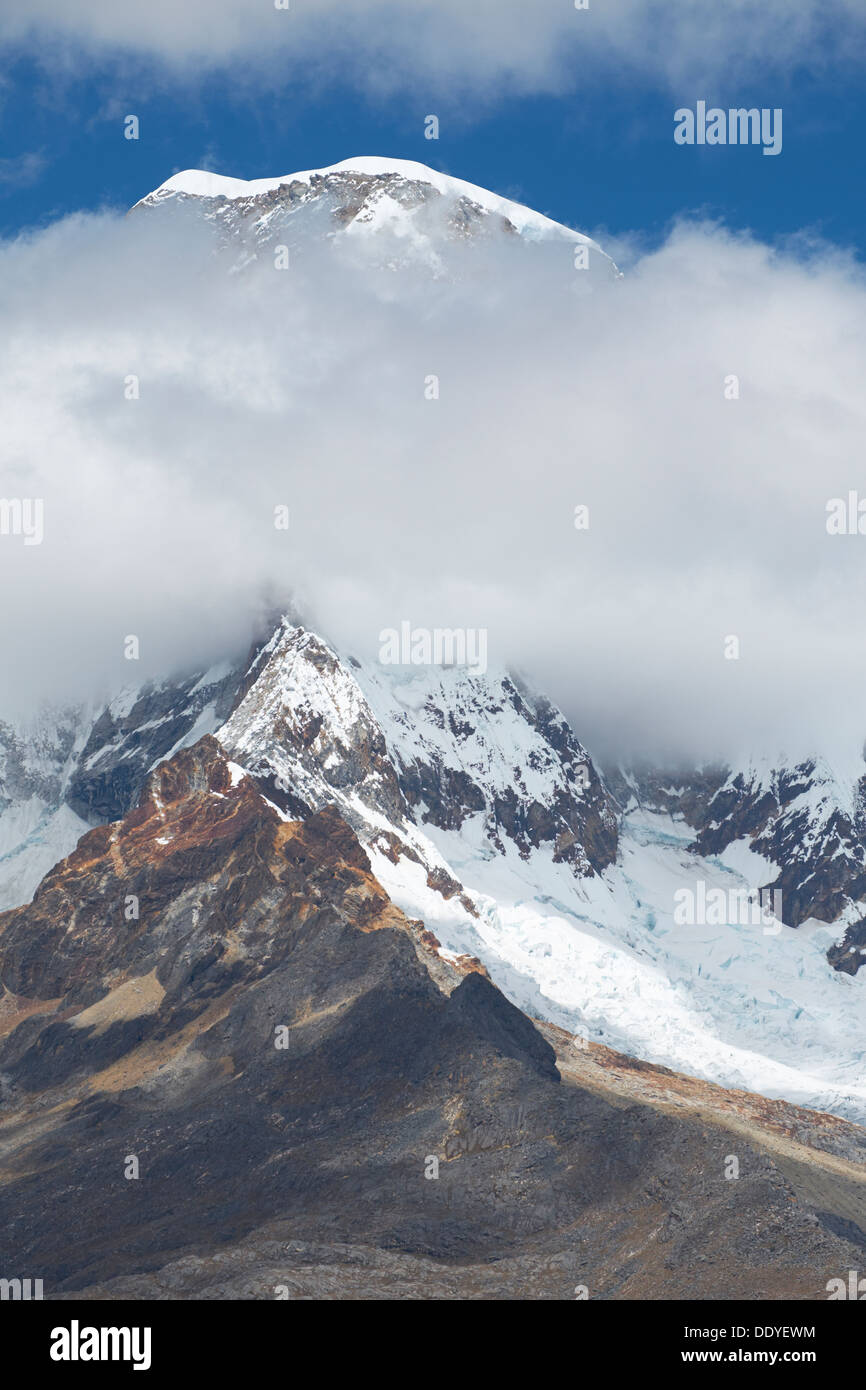 Summit of Huascaran in the Huascarán National Park, Peruvian Andes ...