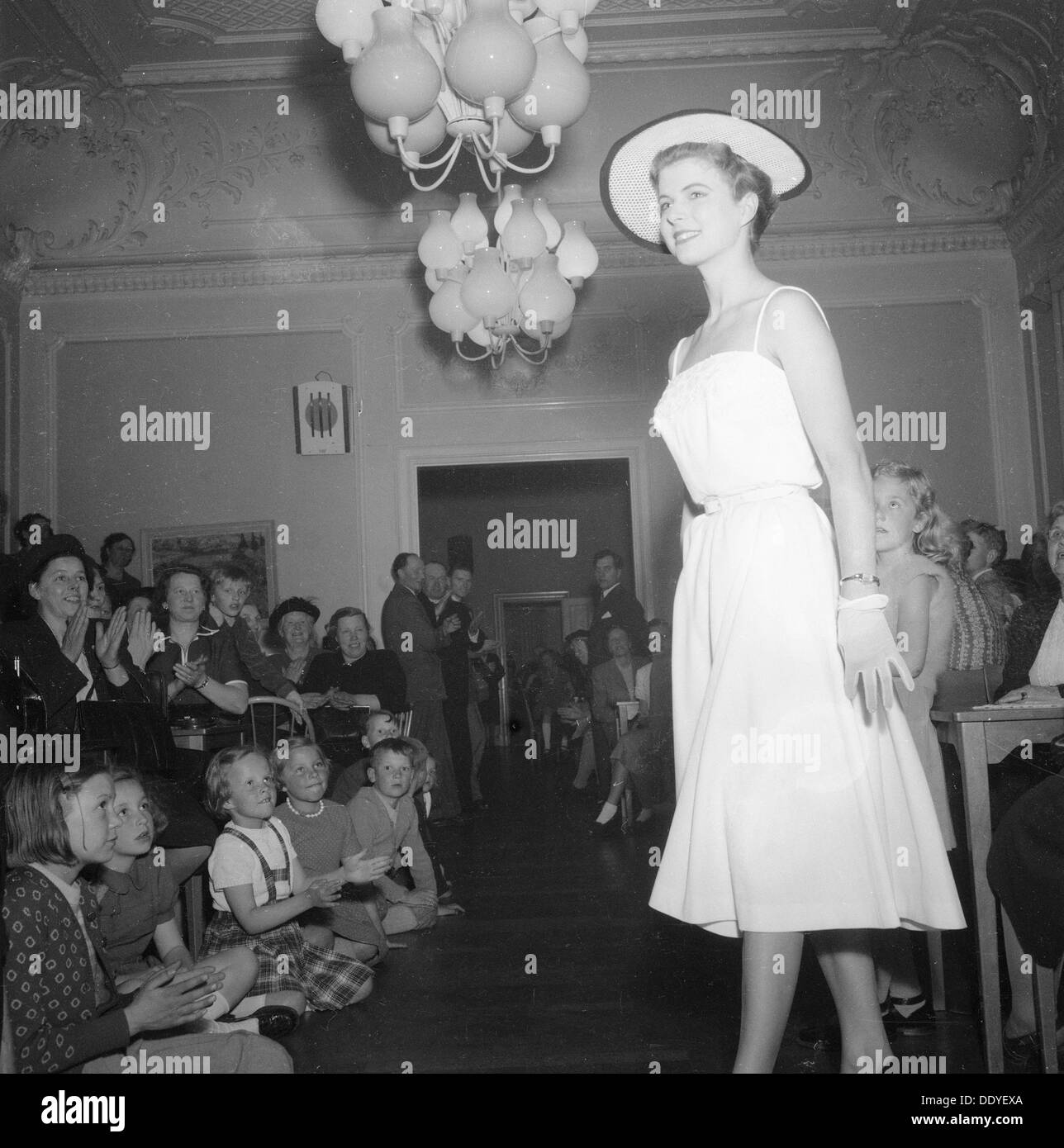 1950s decade fashion hi-res stock photography and images - Alamy