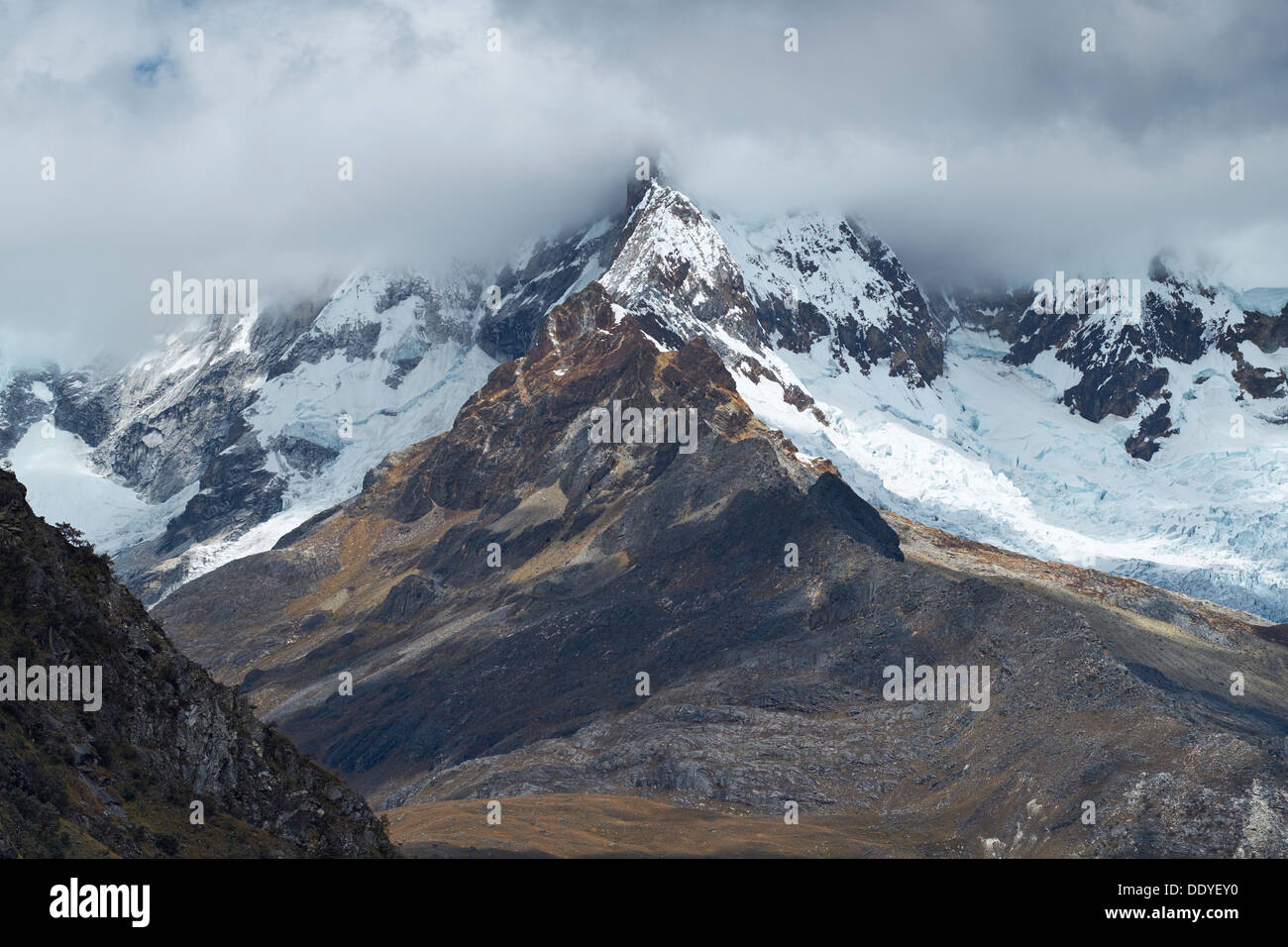 Summit of Huascaran in the Huascarán National Park, Peruvian Andes ...