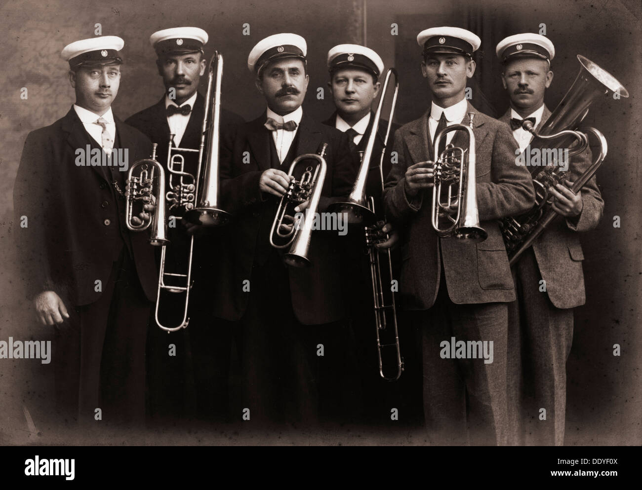 Sextet hi-res stock photography and images - Alamy