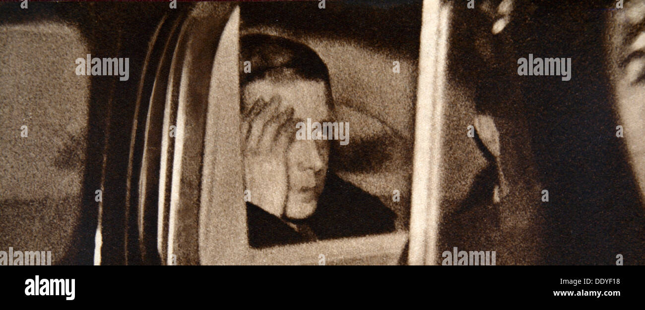 Edward VIII leaving Windsor Castle, after his abdication speech, 11 ...