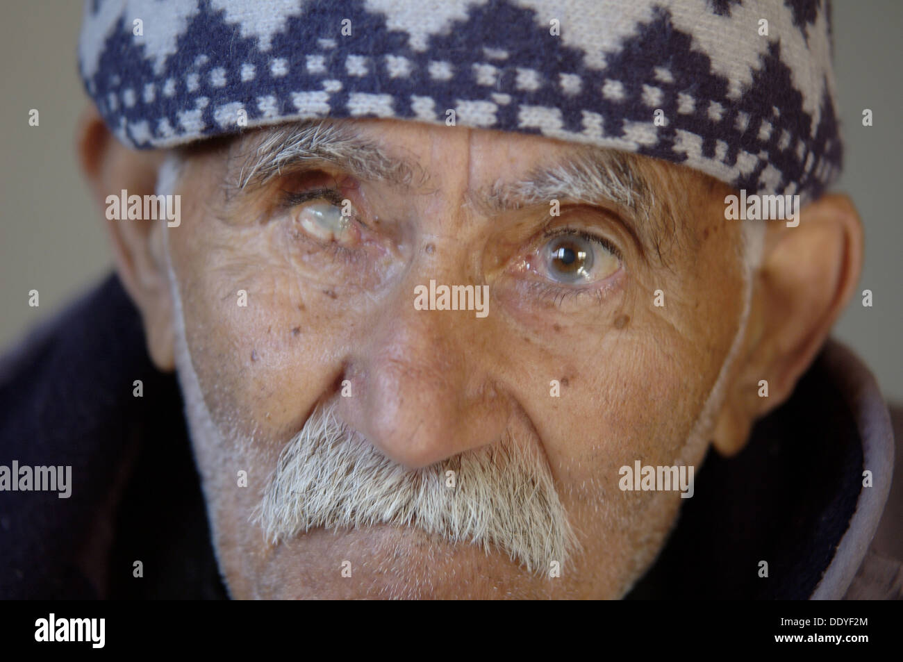 Elderly blind old man hi-res stock photography and images - Alamy