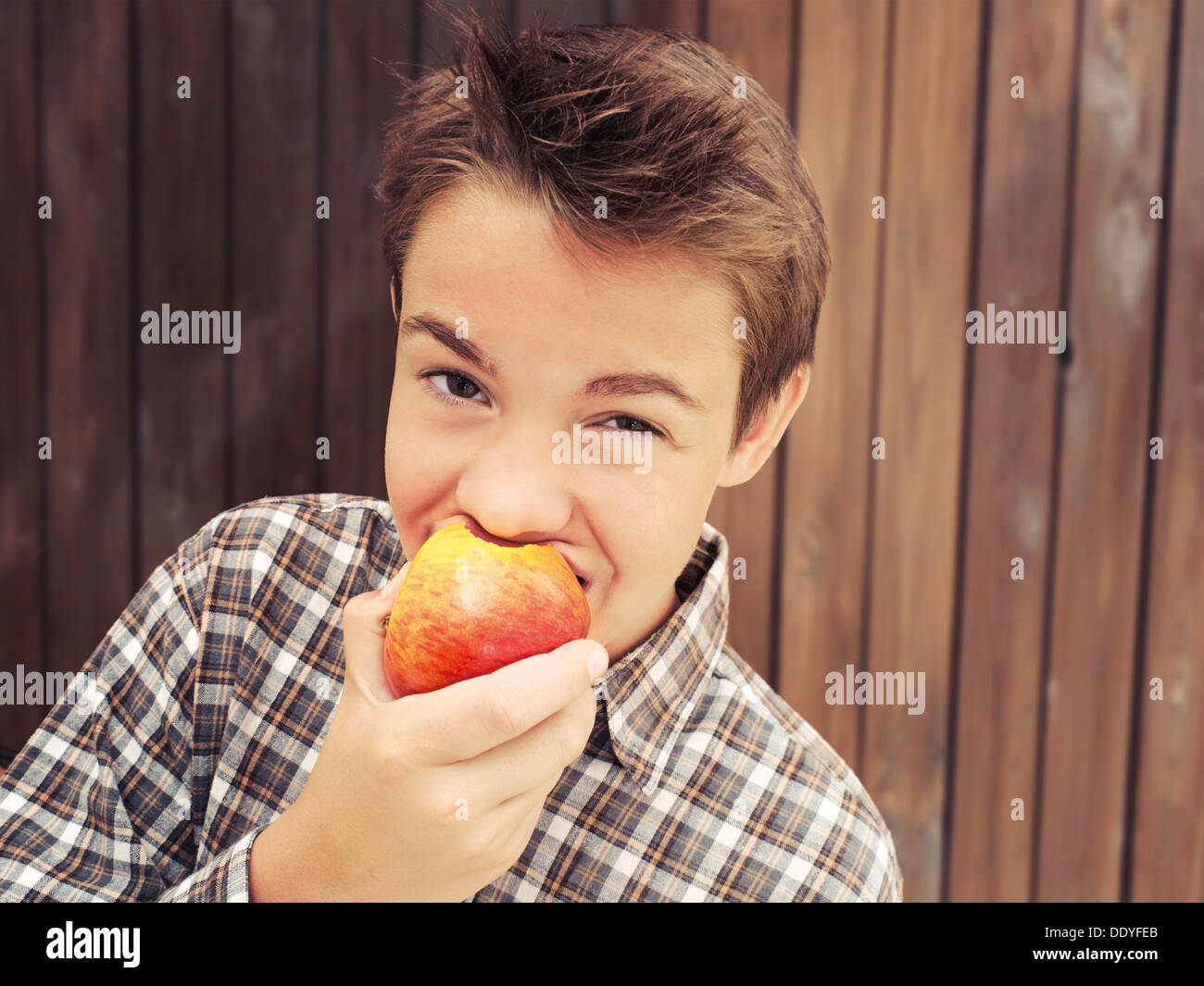 Portrait, boy, teenager biting an apple Stock Photo - Alamy