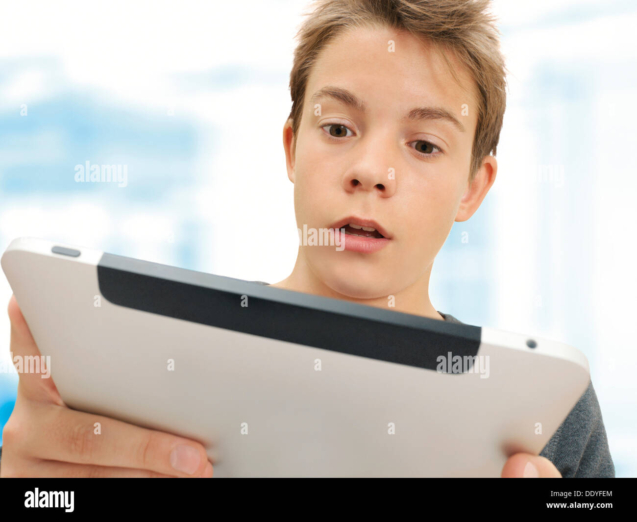 Teenager ipad dark hi-res stock photography and images - Alamy