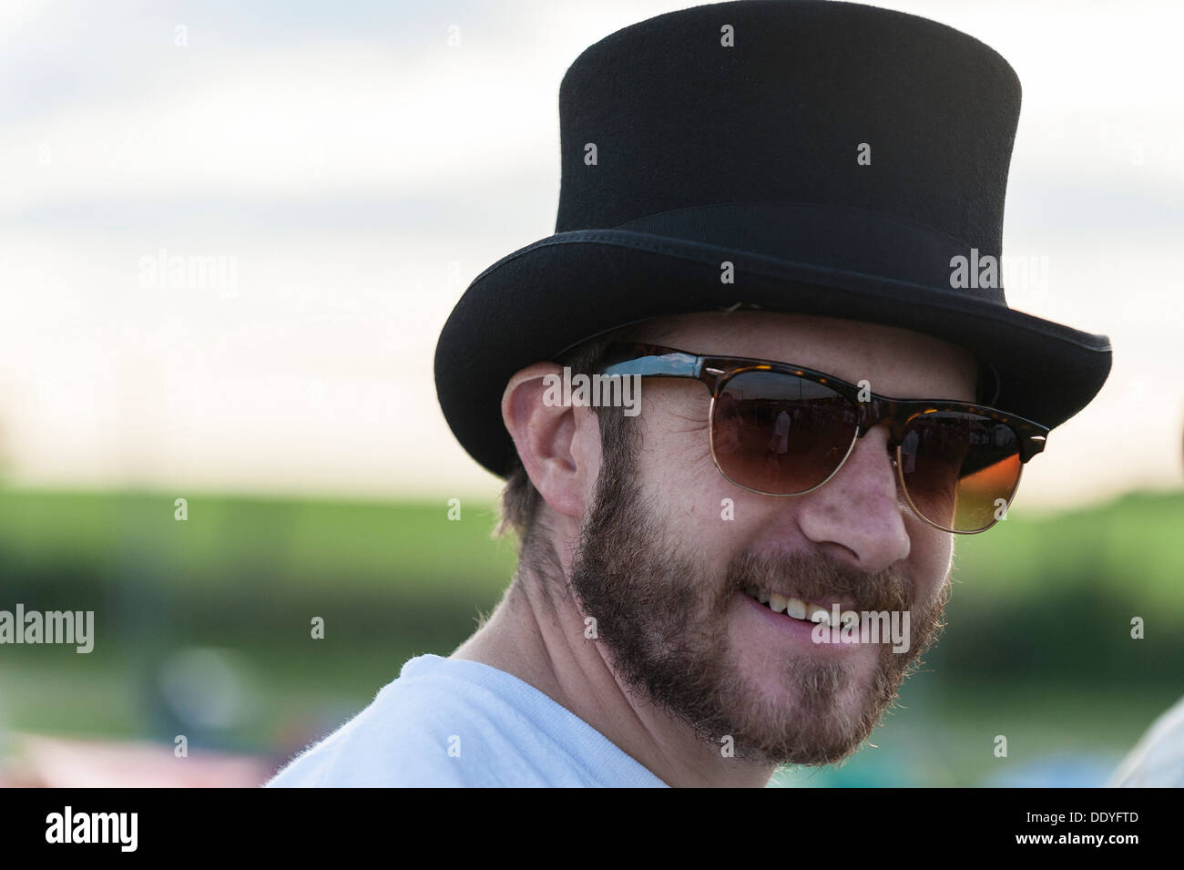 Man wearing a top hat hi-res stock photography and images - Alamy