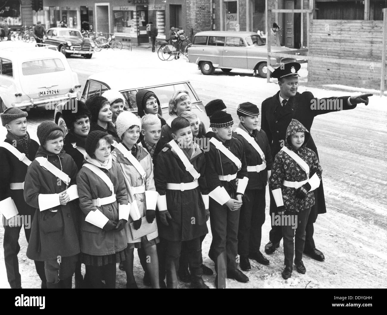 Police teaching children hi-res stock photography and images - Alamy