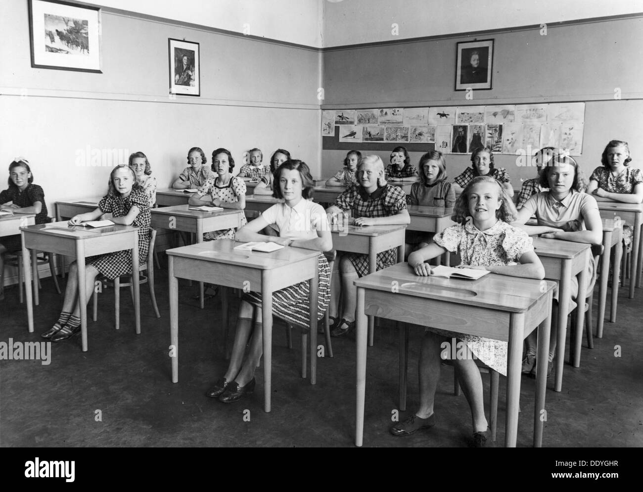 All white class 1940s hi-res stock photography and images - Alamy