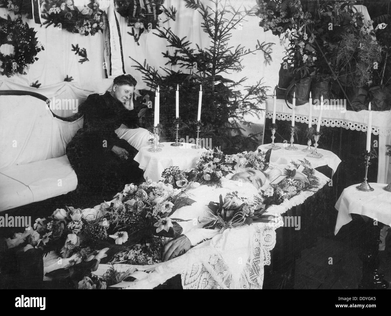 Woman grieving at husband coffin hi-res stock photography and images ...