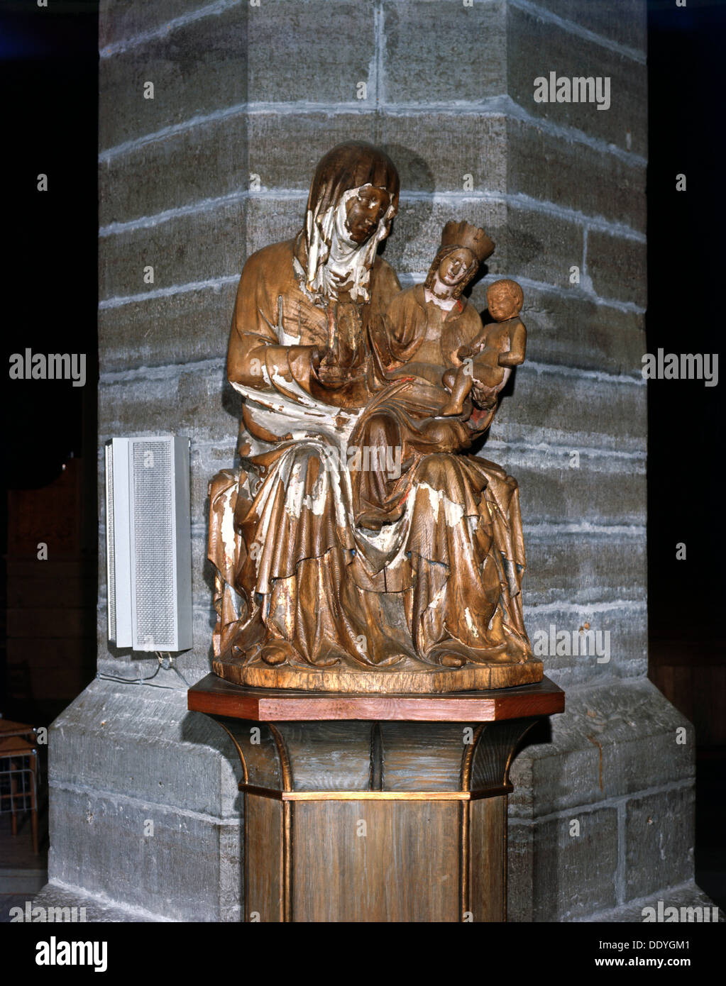 Statue woman holding child in hi-res stock photography and images - Alamy