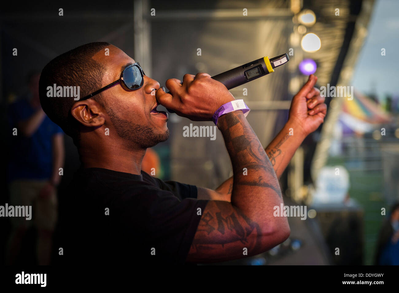 Male performer hi-res stock photography and images - Alamy