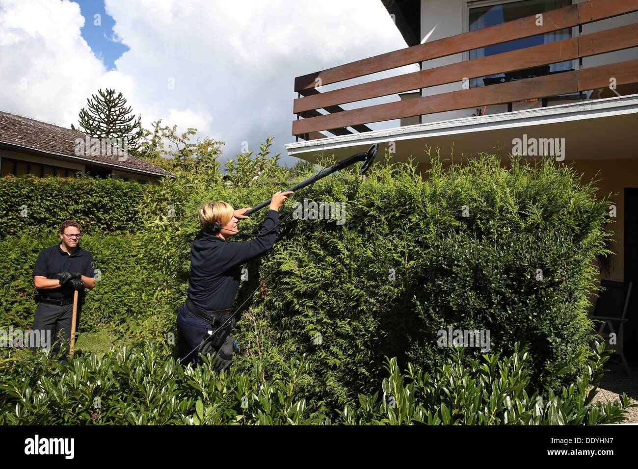 Police officers search house hi-res stock photography and images - Alamy