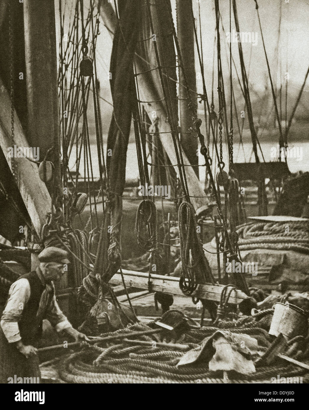 Thames barge mast hi-res stock photography and images - Alamy