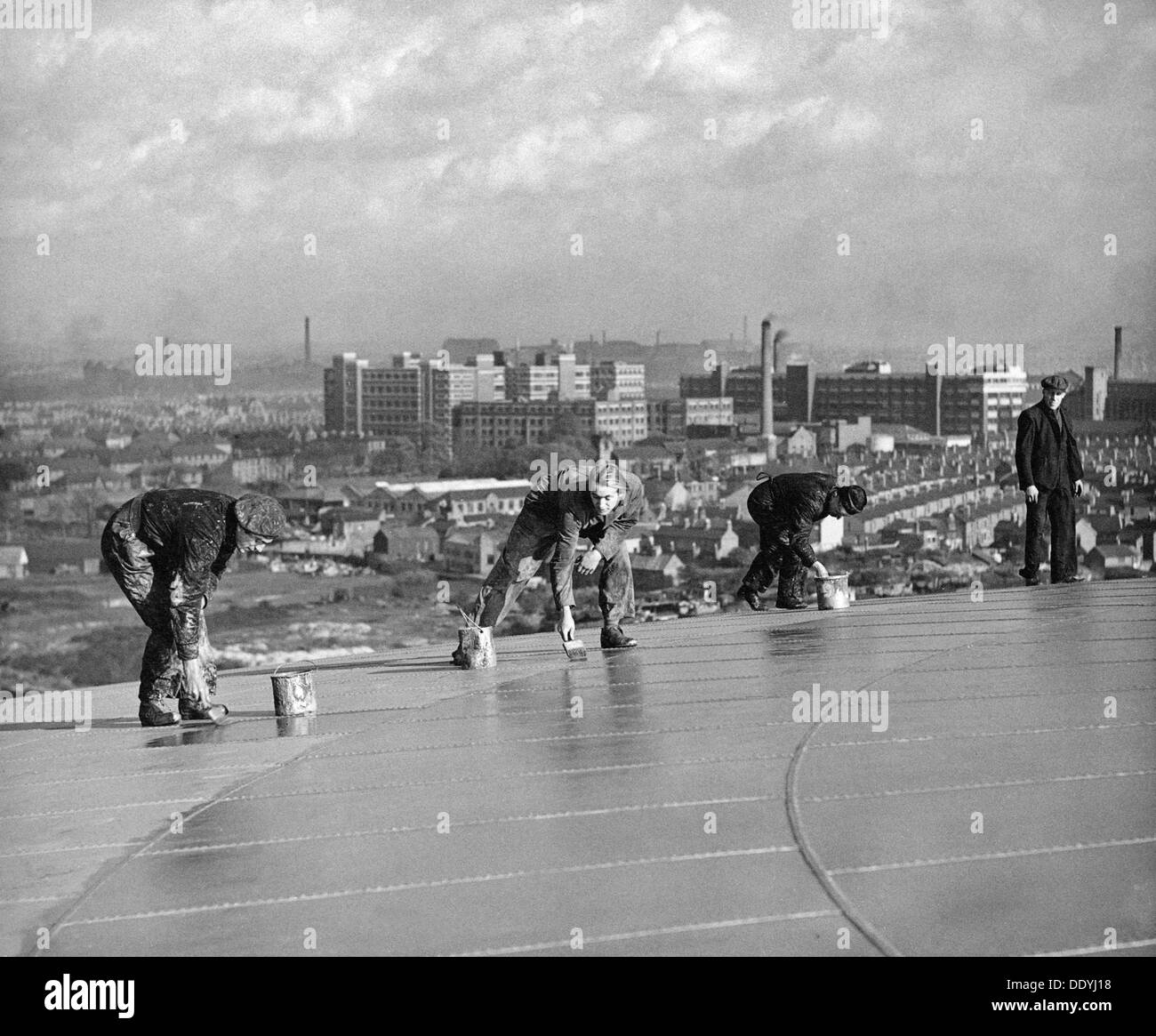 Workmen painting the top of Radford Gasometer, Nottingham ...