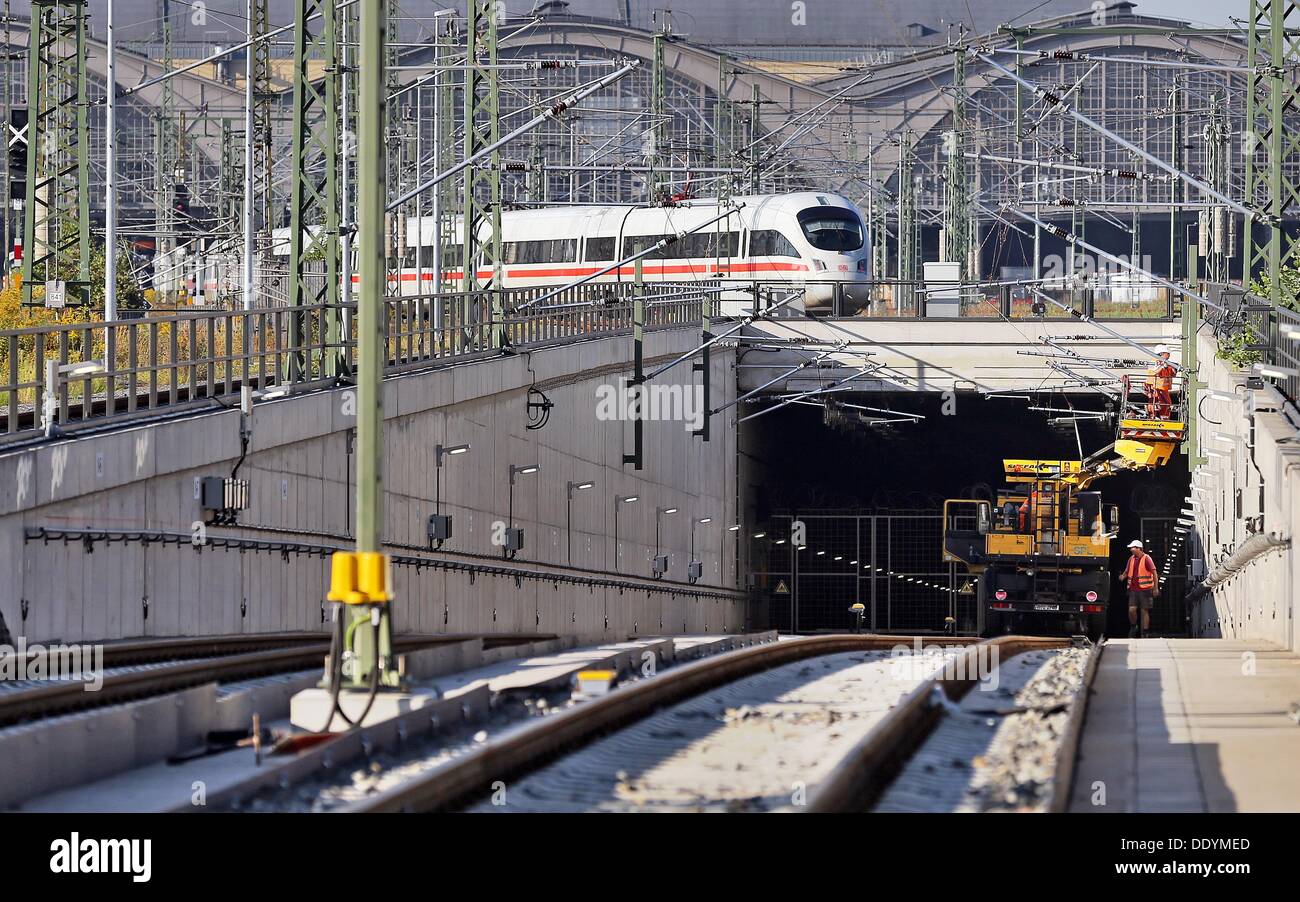 Overhead contact system hi-res stock photography and images - Alamy