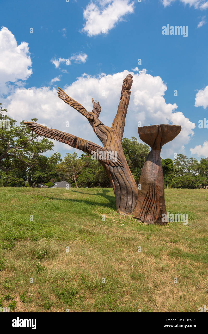 Sculptures of wildlife by Dayton Scoggins carved from tree trunks ...