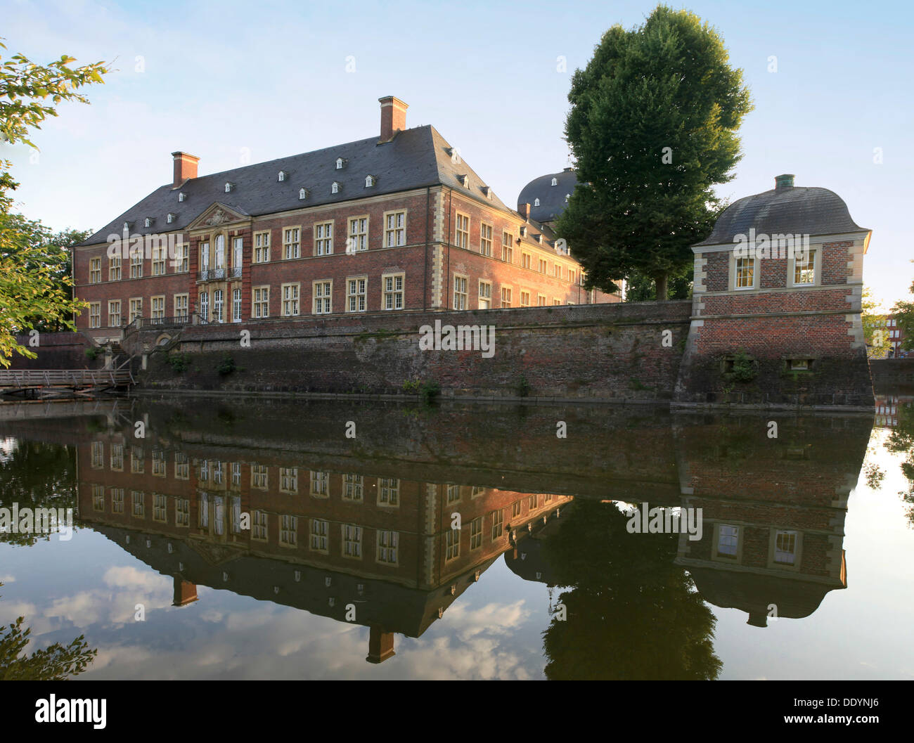 Baroque Schloss Ahaus castle with reflections in the evening light ...
