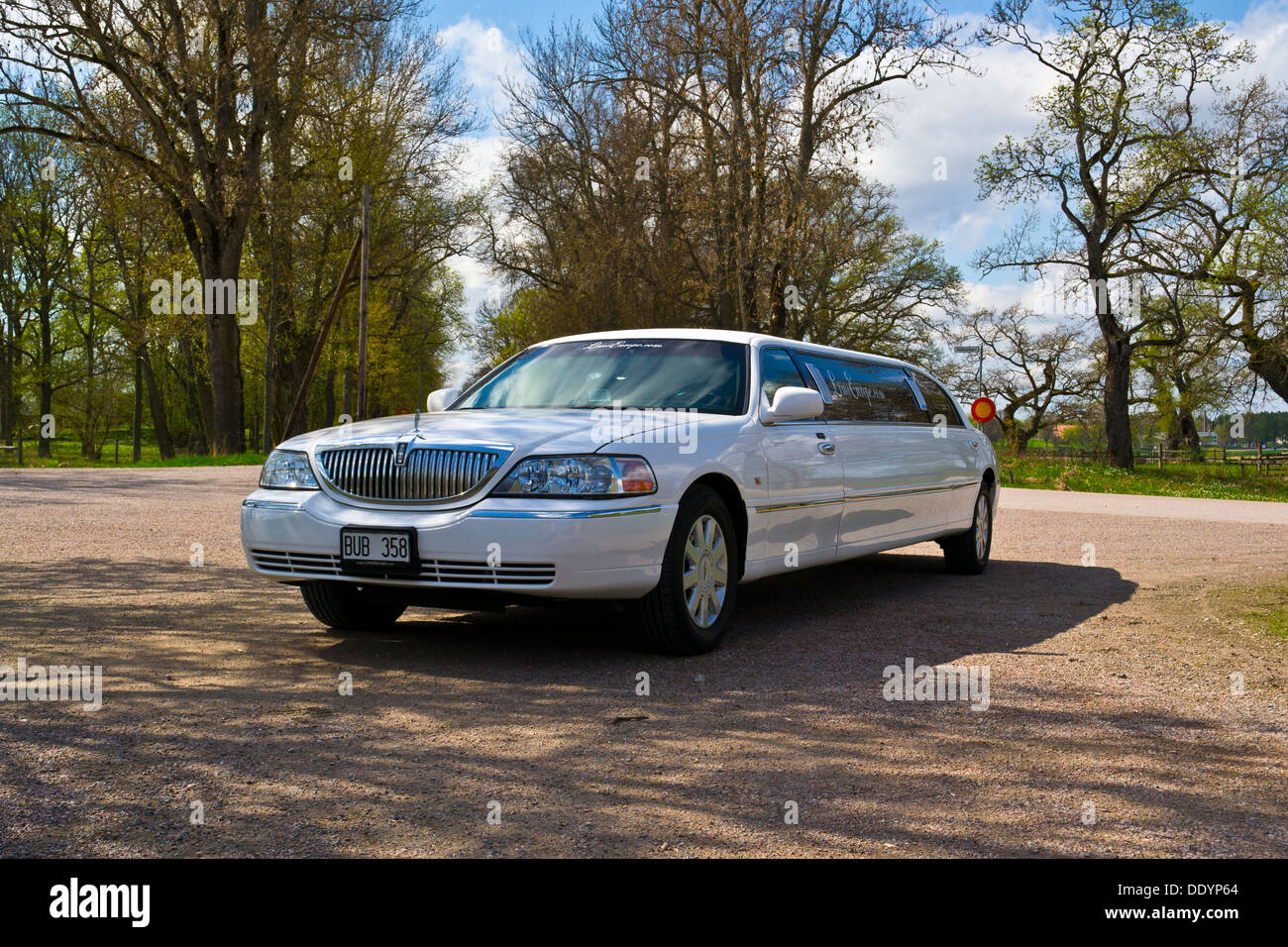 White limousine hi-res stock photography and images - Alamy