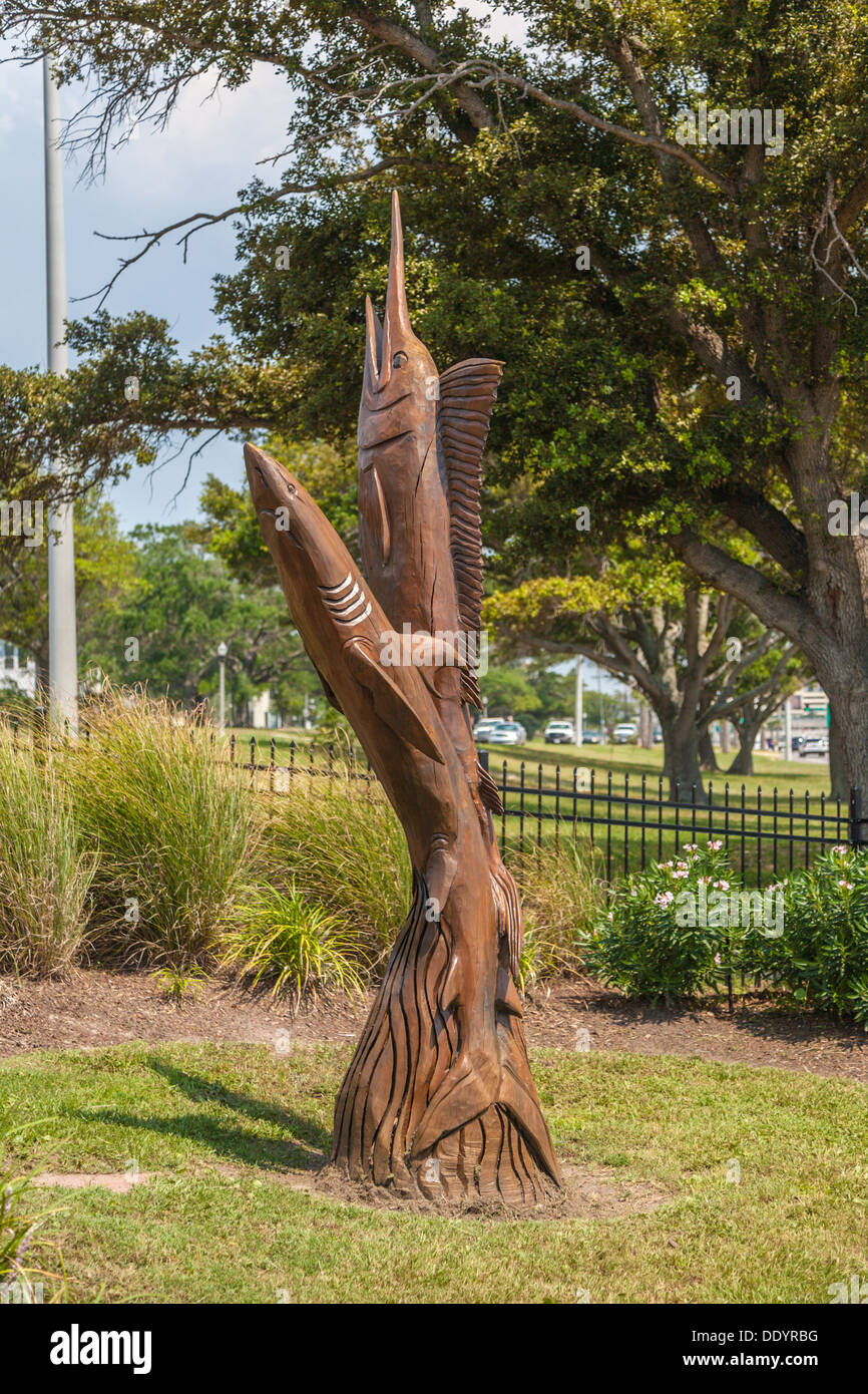 Sculptures of wildlife by Dayton Scroggins carved from tree trunks ...
