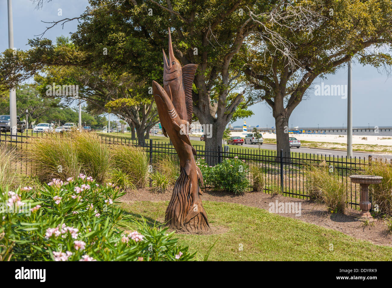 Sculptures of wildlife by Dayton Scroggins carved from tree trunks ...