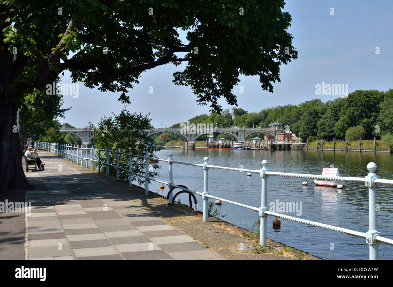Thames riverside footpath, Ranelagh Drive, Twickenham, London, UK Stock ...