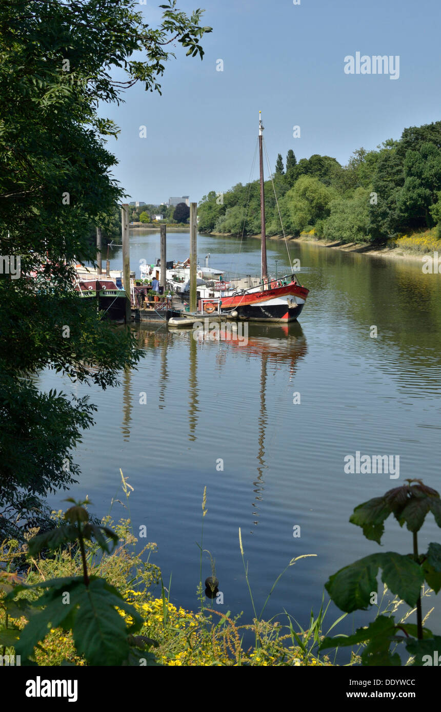 Houseboats on the River Thames at Isleworth, London, UK Stock Photo - Alamy