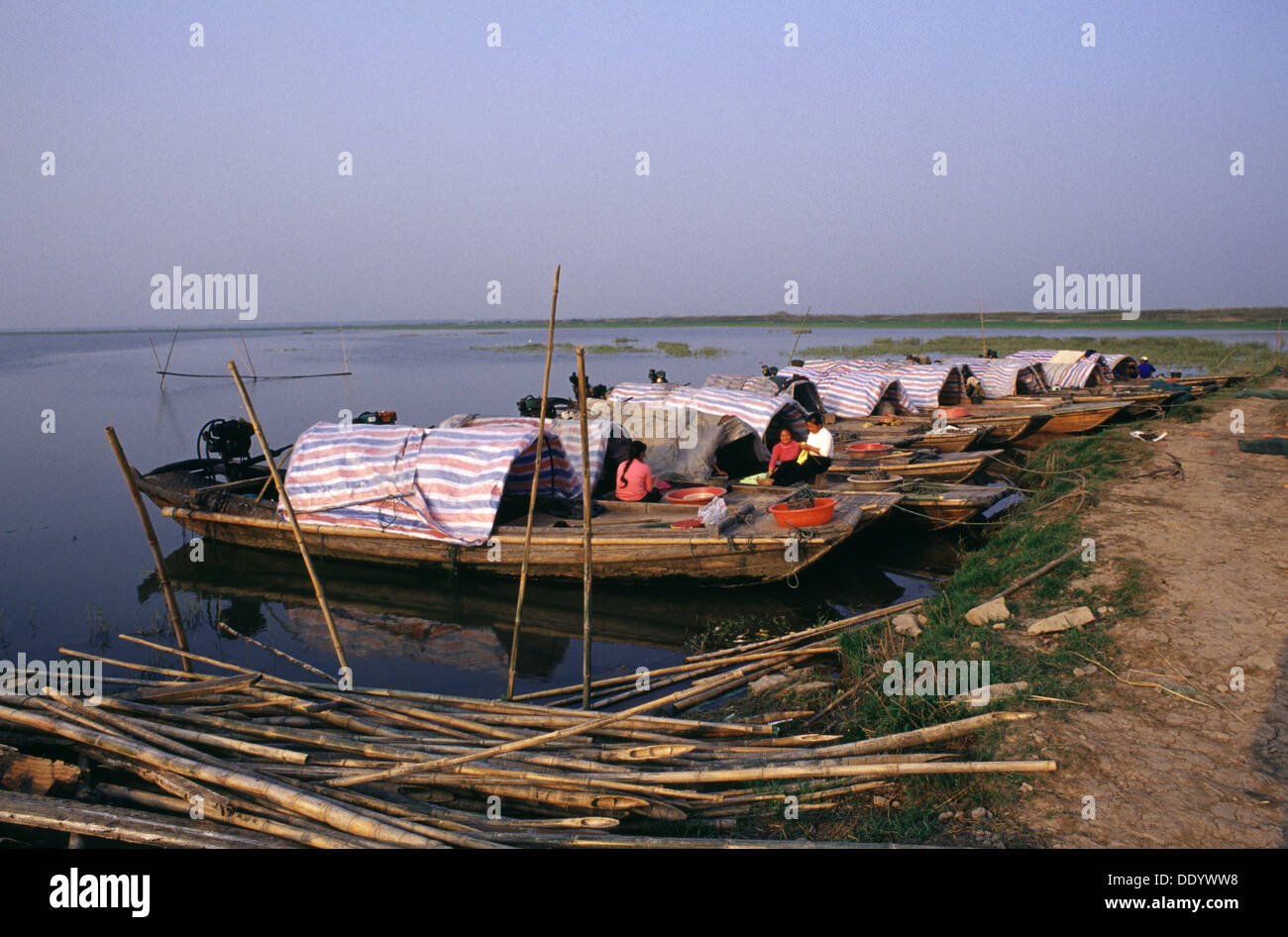 Chinese boats hi-res stock photography and images - Alamy