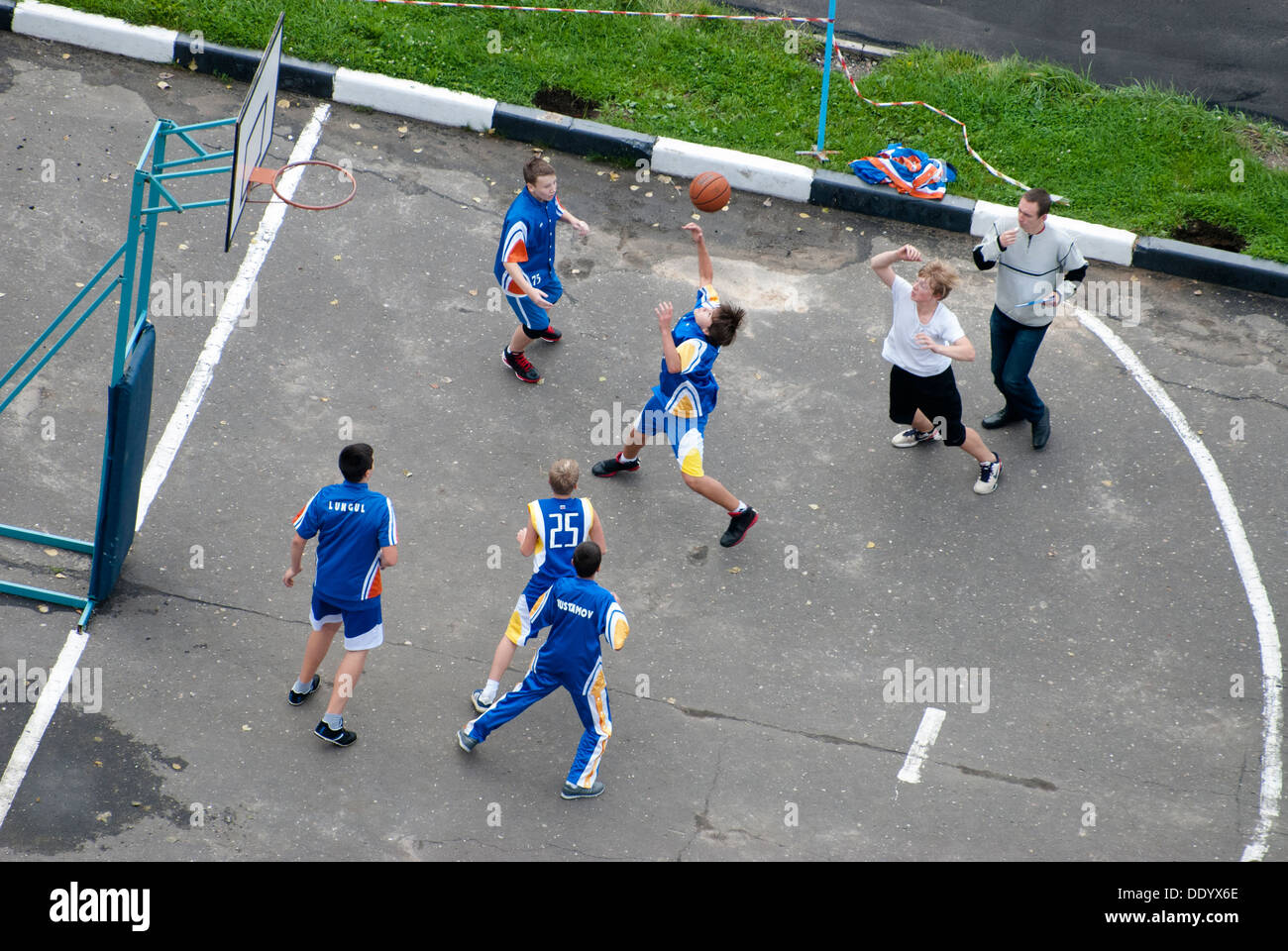 Kid basketball hi-res stock photography and images - Alamy