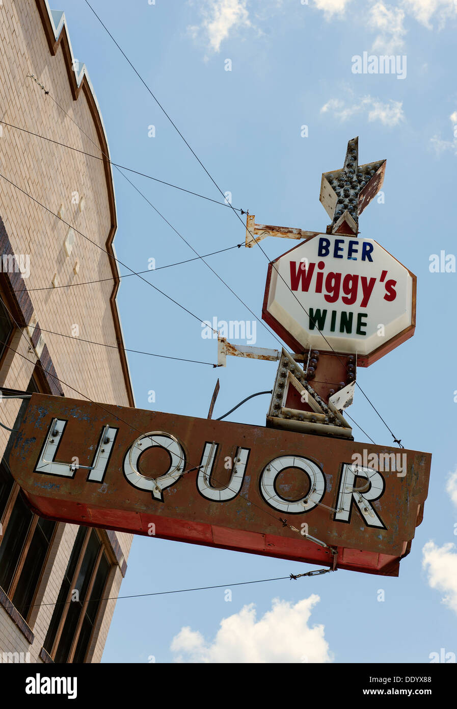 Liquor store sign hi-res stock photography and images - Alamy