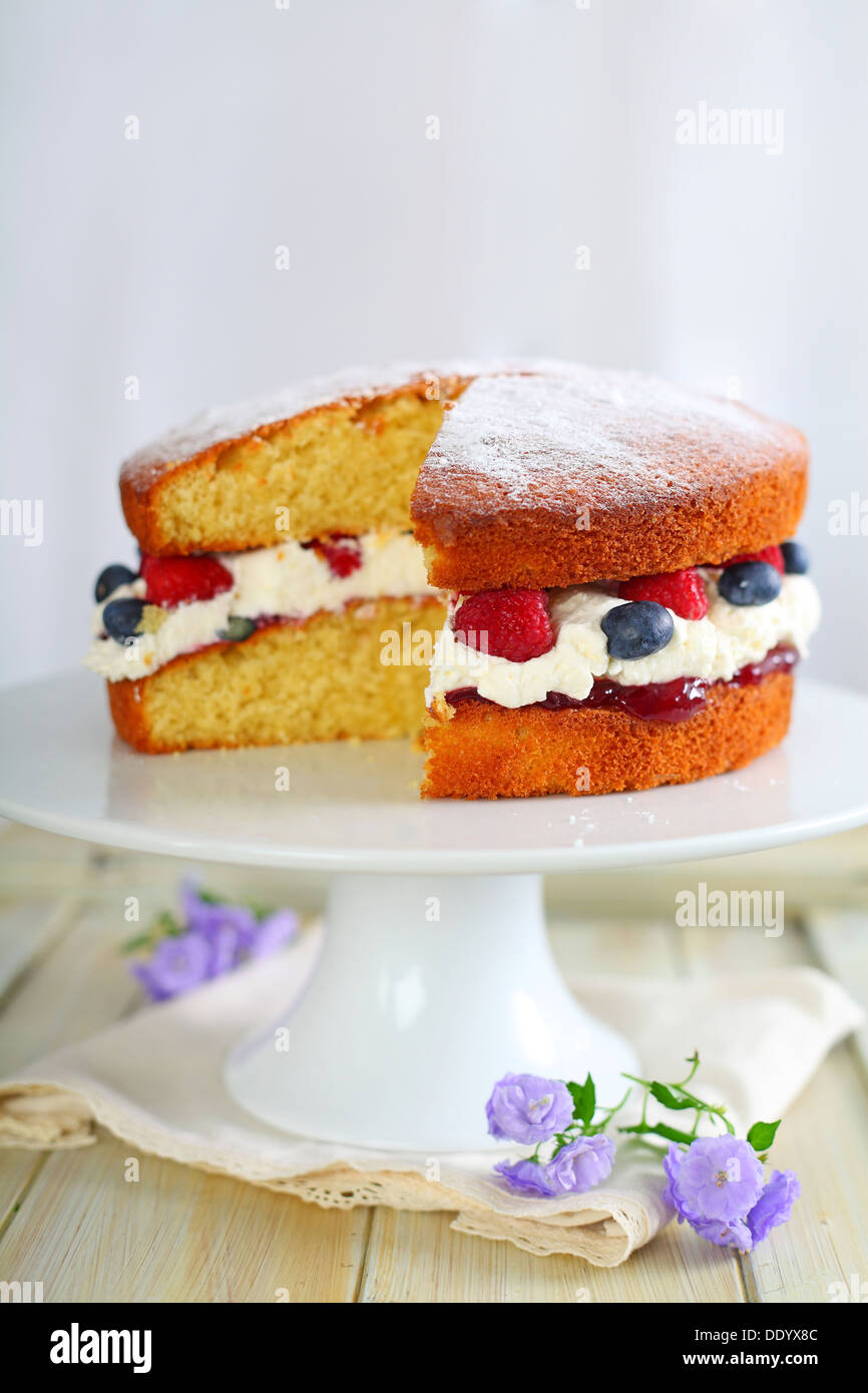 Victoria sponge hi-res stock photography and images - Alamy