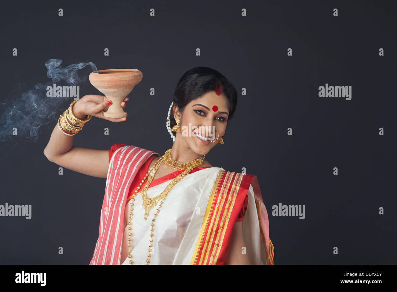 Portrait bengali woman holding dhunuchi hi-res stock photography and images - Alamy