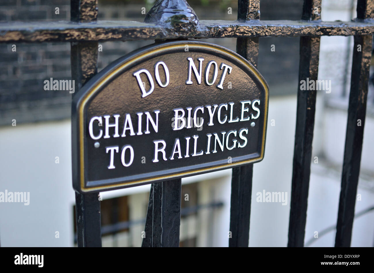'Do Not Chain Bicycles to Railings' sign, London, UK Stock Photo - Alamy
